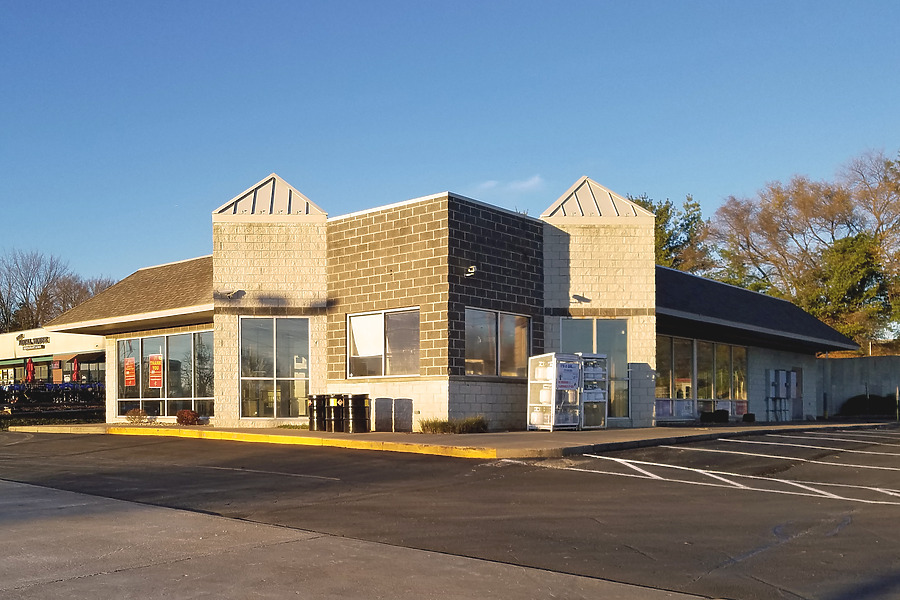 McDonald's / BP Shop Photo 352-105-424 - Stock Image - SKYDB