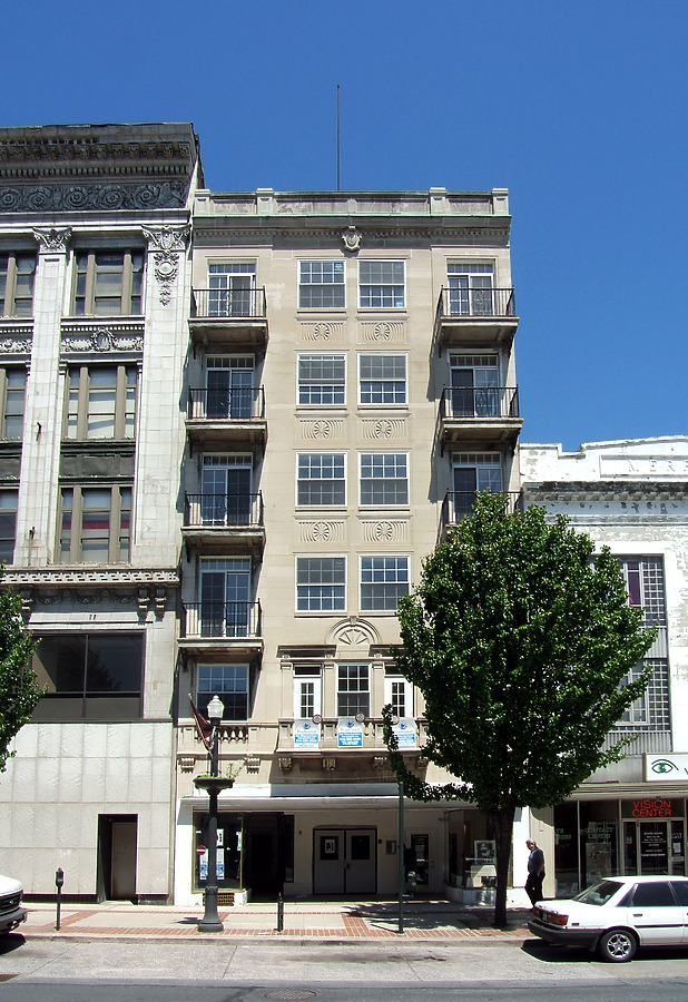 941 West Hamilton Street Photo 414-543-505 - Stock Image - SKYDB