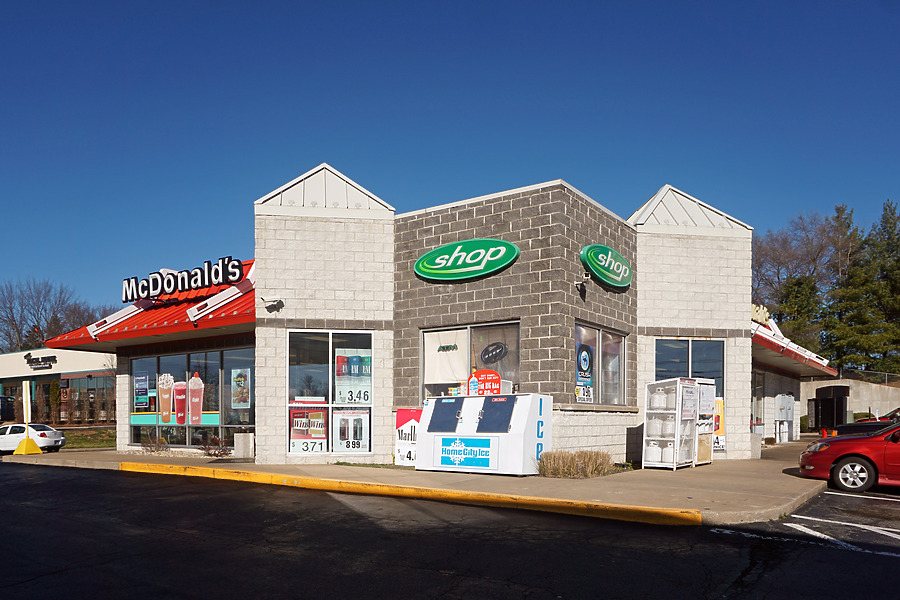 McDonald's / BP Shop Photo 599-085-738 - Stock Image - SKYDB