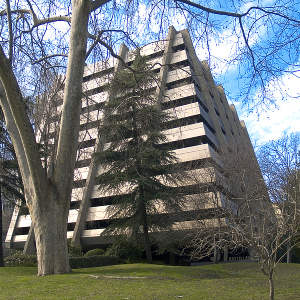 Edificio Piramide Photo 670-202-091 - Stock Image - SKYDB